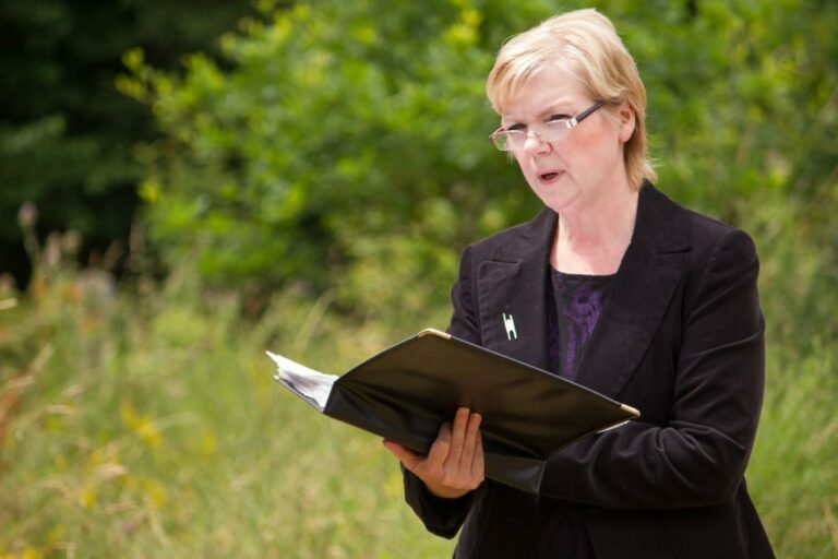 What is a Funeral Celebrant? | Funeralocity